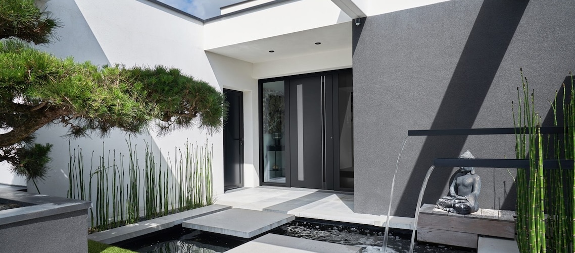 Le marché de la porte d'entrée est passé en dessous de la barre ...